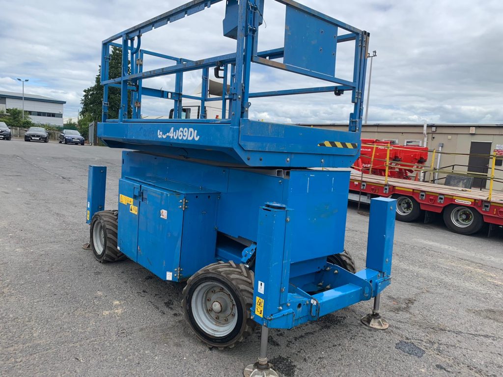 PRE-OWNED Genie GS4069 DC Self Propelled Electric Scissor Lift