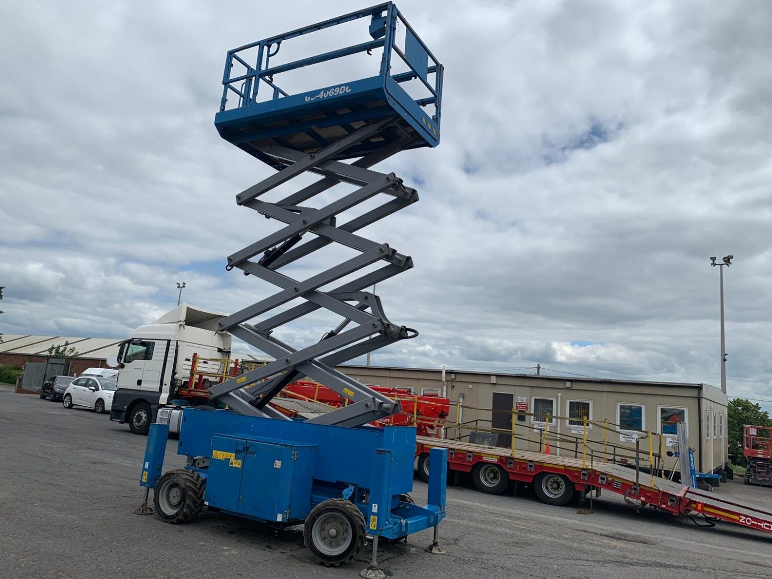 PRE-OWNED Genie GS4069 DC Self Propelled Electric Scissor Lift