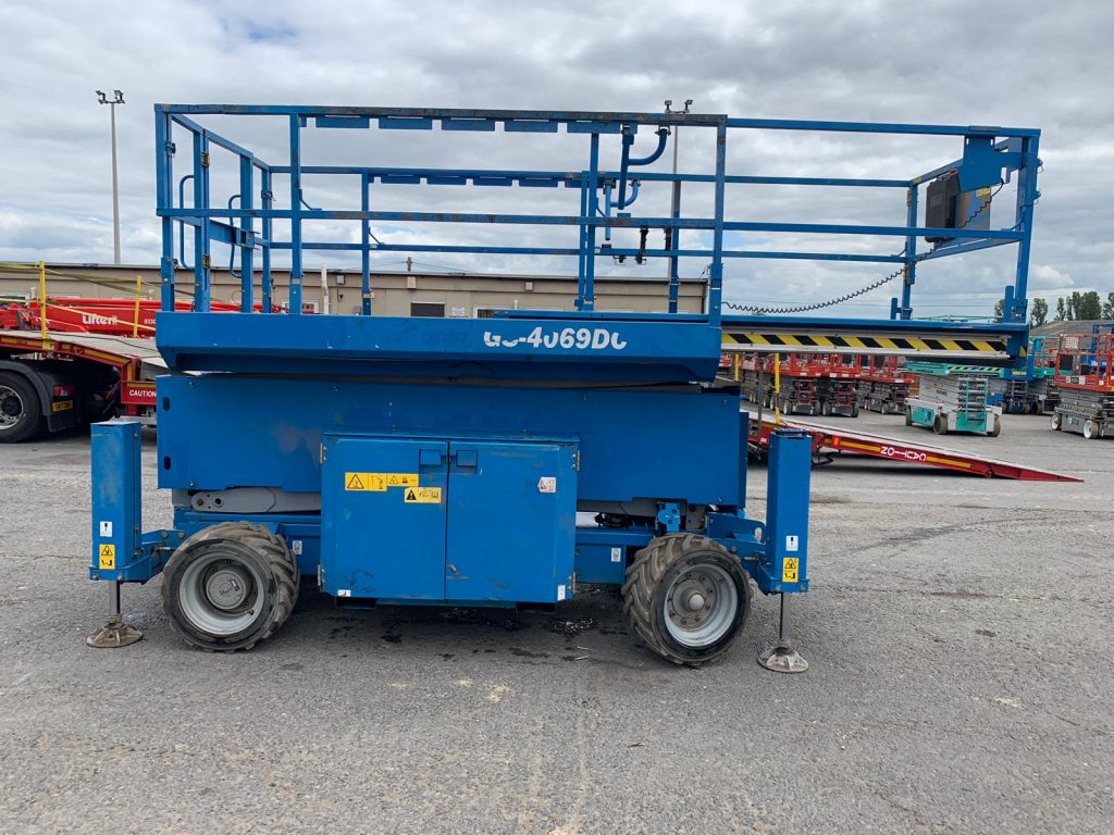 PRE-OWNED Genie GS4069 DC Self Propelled Electric Scissor Lift