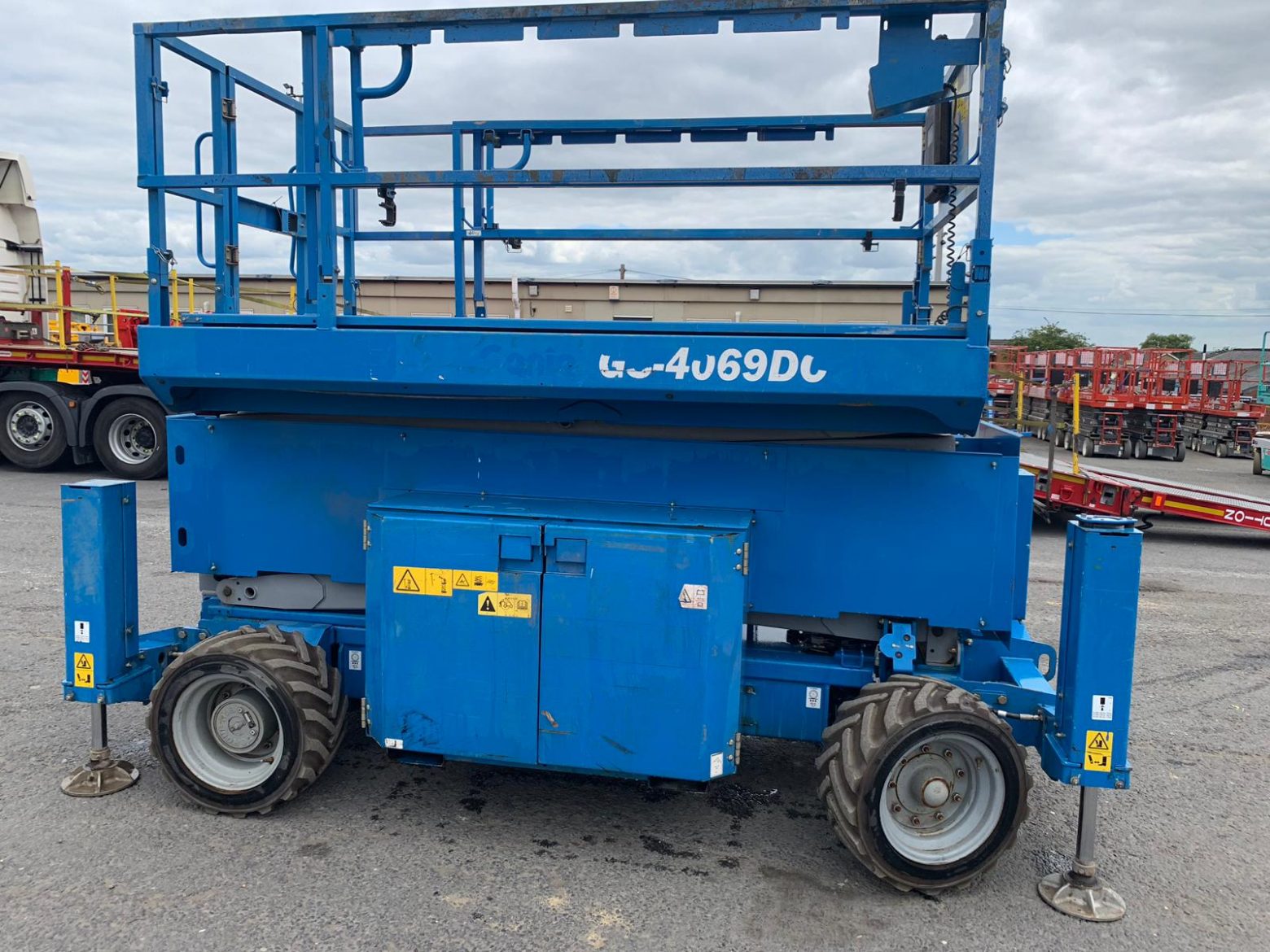 PRE-OWNED Genie GS4069 DC Self Propelled Electric Scissor Lift