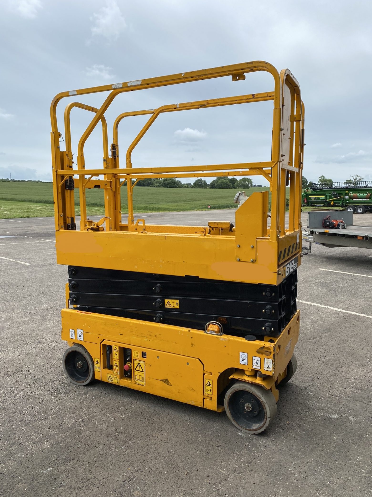 pre-owned-jcb-s1930-ultra-narrow-dc-self-propelled-electric-scissor-lift